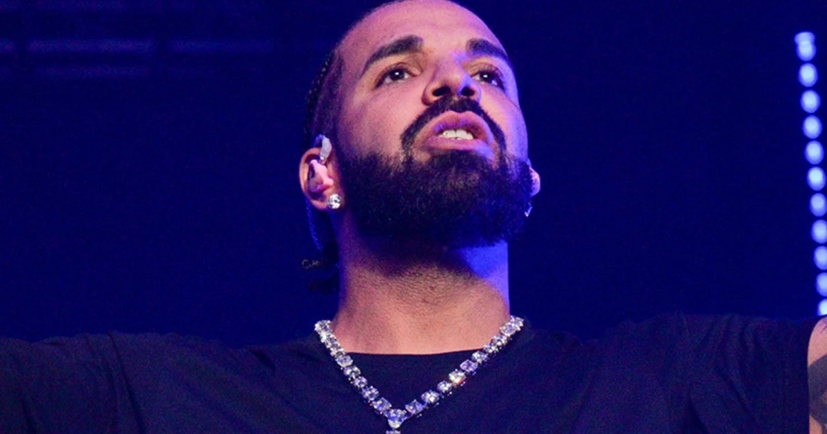 See Drake’s Massive Diamond Necklace In Honor Of 42 Times He Almost ...
