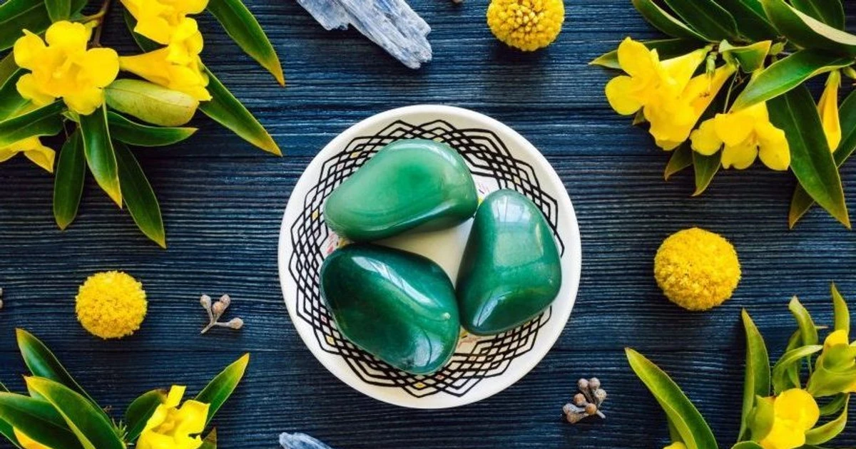 7 Best Lucky Gems For Money - Stones To Attract Wealth & Prosperity