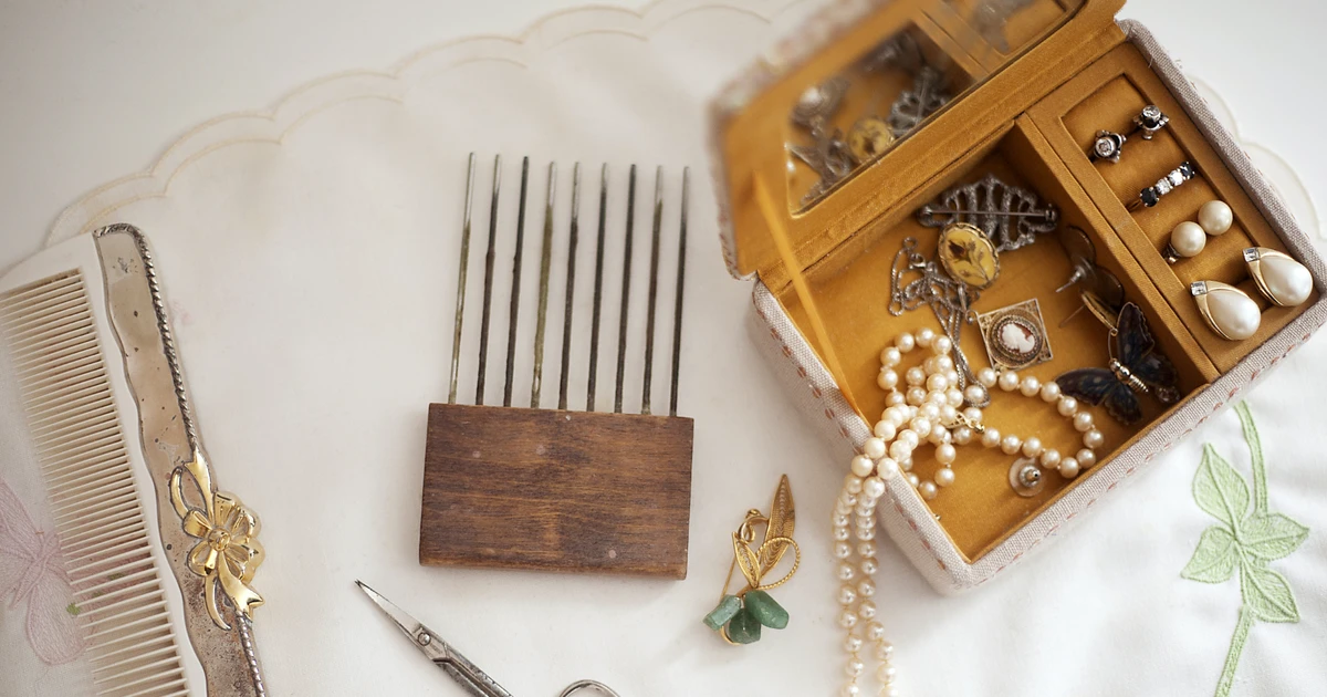 Identifying The Value Of Antique Jewelry - Preserving History And Value